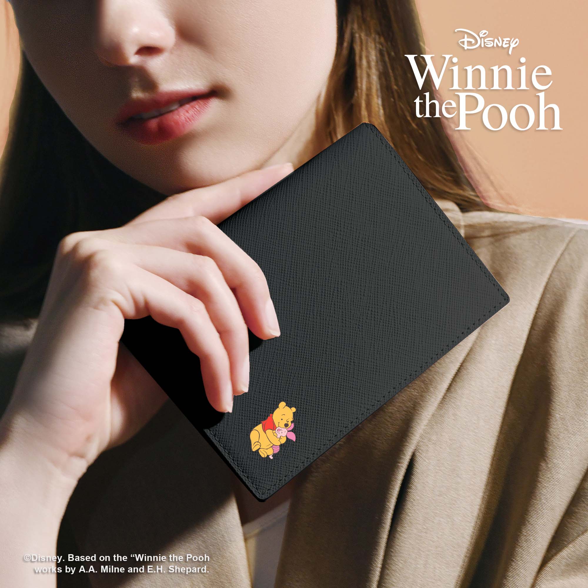 Winnie the Pooh RFID 纖薄護照錢包 Saffiano 藍